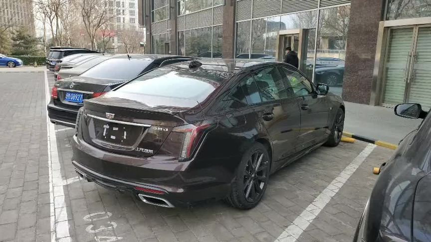 抢鲜看:凯迪拉克CT5功能,流媒体后视镜,内部有摄像头