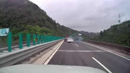高速连环追尾命悬一线?3招教你撞车瞬间破死局
