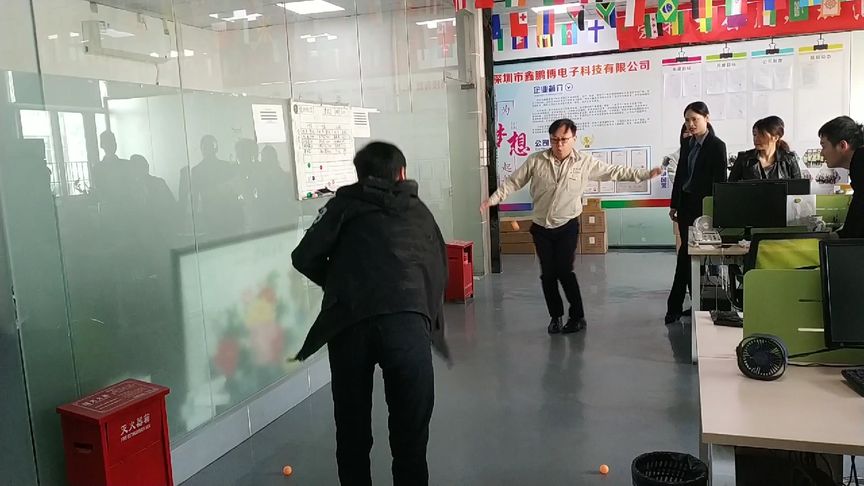 办公室早会解压小游戏,释放工作压力的好选择,小哥走位真抢镜