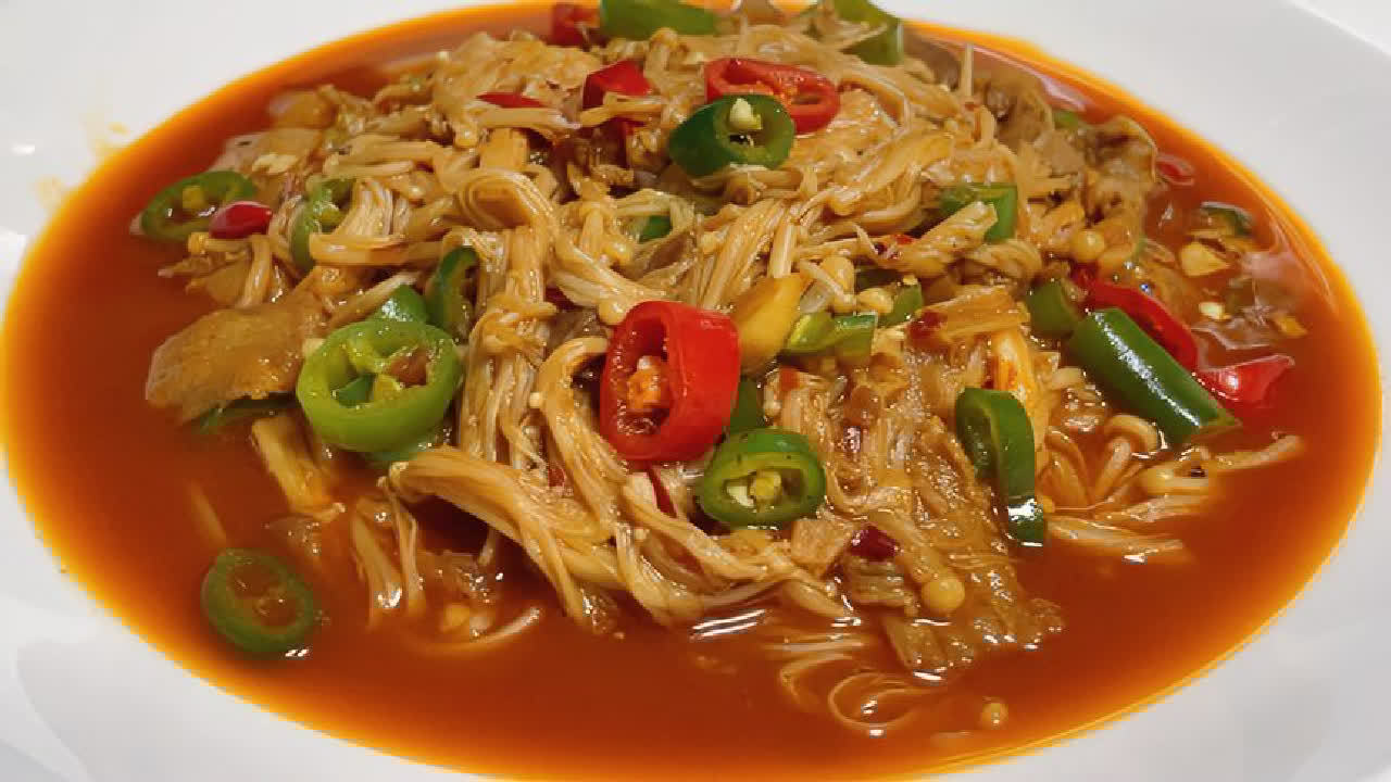 厨师长教你小炒金针菇的家常做法,步骤详细,香辣脆嫩,下酒又下饭