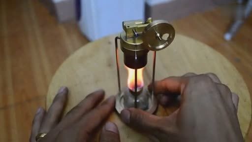 精美的蒸汽机模型,转速很高