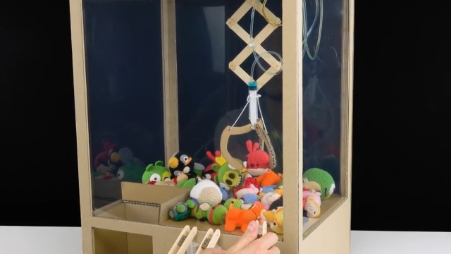 玩出新高度,用纸板制作一台娃娃机,再也不用花钱抓娃娃了