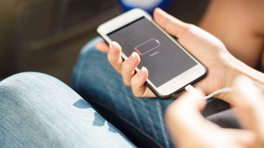 第一热点:苹果手机无法还原旧系统,限制旧处理器速度,被法调查