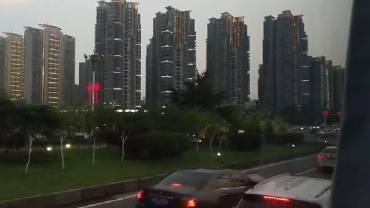 去往张家界大巴路上录得风景,导游在车上给我们讲解。