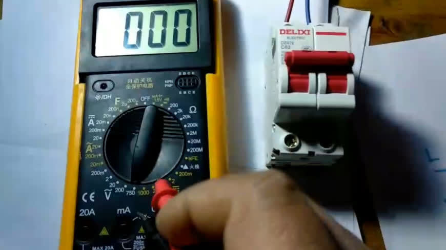 电工知识:万用表测电压的方法,大俵哥手捏表笔测火线