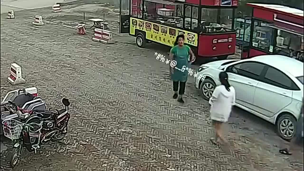 监控拍下两女打架,结果不到2秒就KO啦