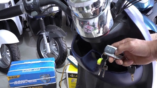 你用一把钥匙能打开多辆电动自行车!爱玛客服证实:存在这种概率