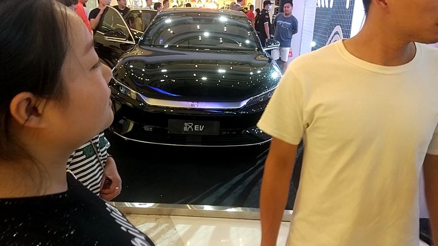 比亚迪电动汽车展好多人围观