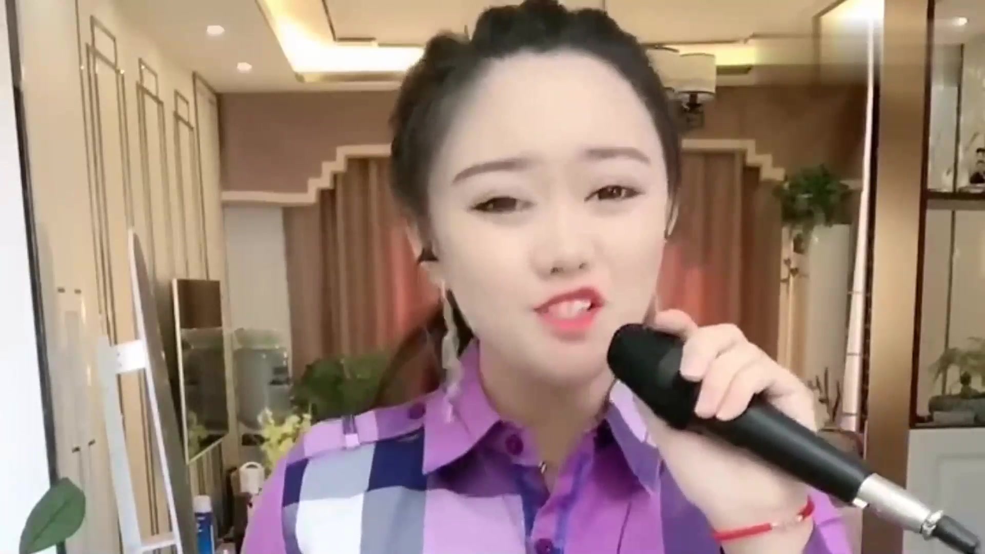 一首《你的样子》送给大家,歌声婉转动听,温柔甜美