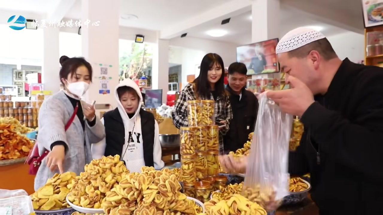 ...临夏州回族等少数民族同胞迎来了一年一度的传统节日--开斋节。...