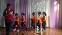 幼儿园小班数学游戏: 听数字, 抱一抱