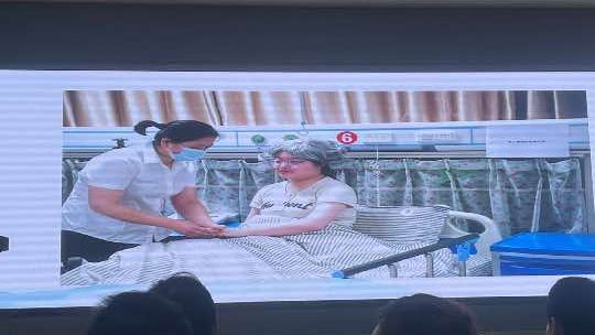 今天参加柯城养老护理技能大赛,指导老人使用手杖行走训练