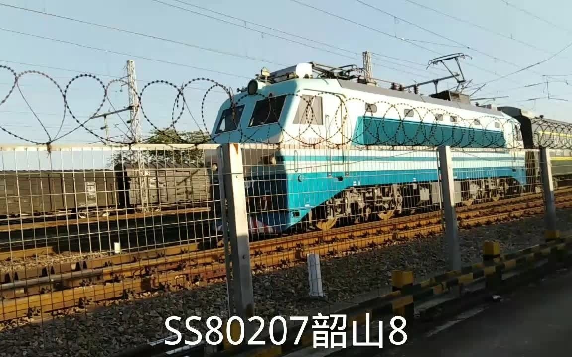 和谐电机车和韶山电力机车通过同一站台,谁的的速度更快?160的速度...