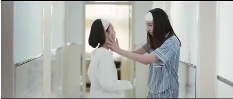 ...喝酒意外身体互换后恶搞对方!快毕业才临时合作渡过难关!性转男变女