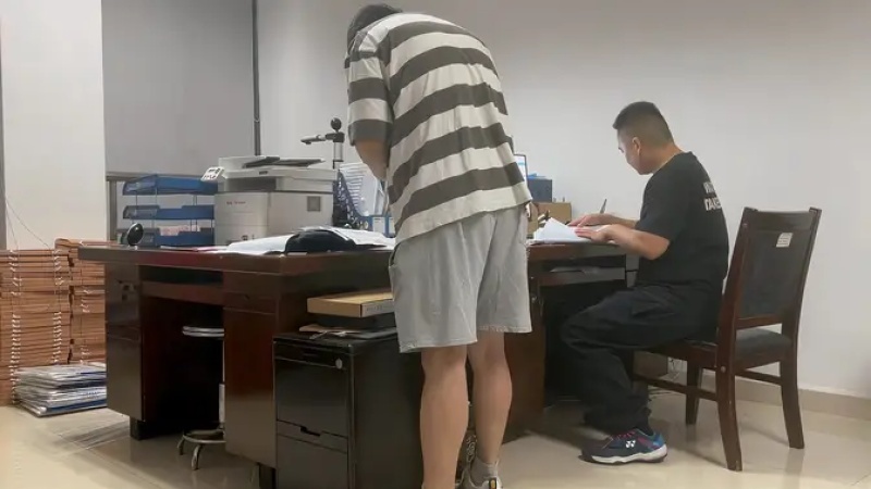 这位男人四年前成考大专毕业,档案一直在自己手中,总算交档案处