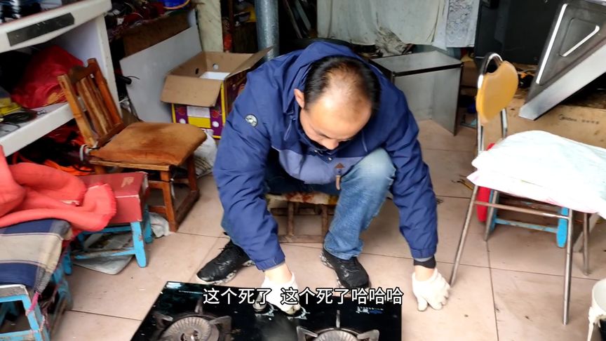 煤气灶打不着火了,换了电池也不行,去维修点花了5块钱修好了!