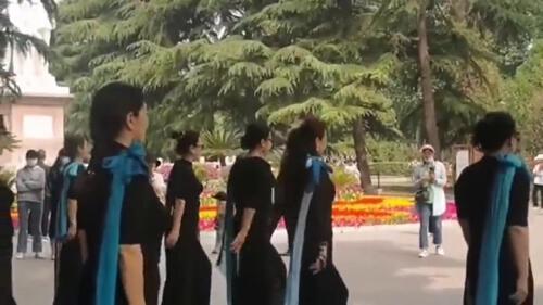 这就是城市老太太的生活,穿着统一服装练习舞蹈,农村老太太还在忙着...