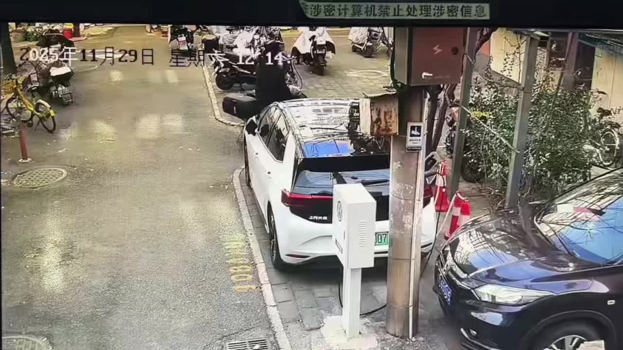 我只想问问,撞了就跑是谁给他们的勇气和底气?这件事让我想到了上个...