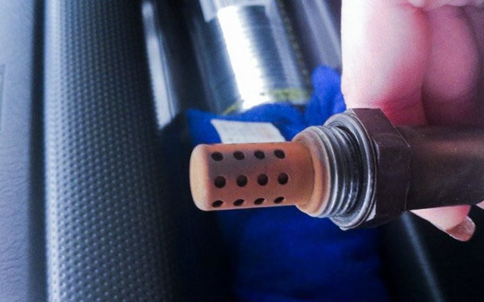 氧传感器报警灯亮了,换了没几天又亮了,听听陈工怎么说, 大有学问!