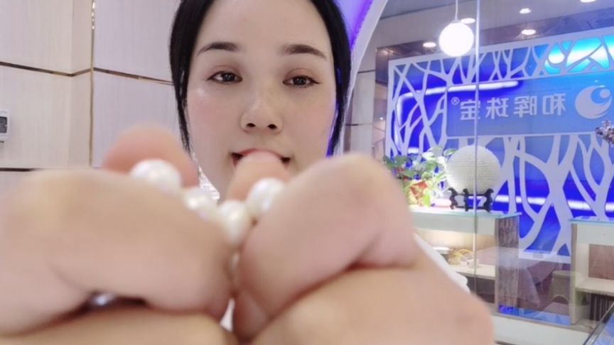 辨别真假珍珠的方法有很多种,佳荭教你一招简单又直接的方法