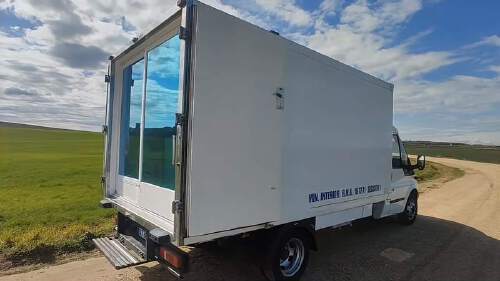 3万爆改箱式货车成移动豪宅 水电齐全还能带全家旅行