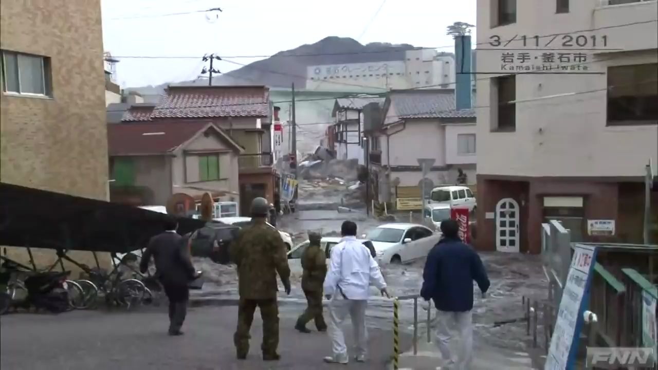 2011年的日本海啸亲历者拍摄的视频两条。