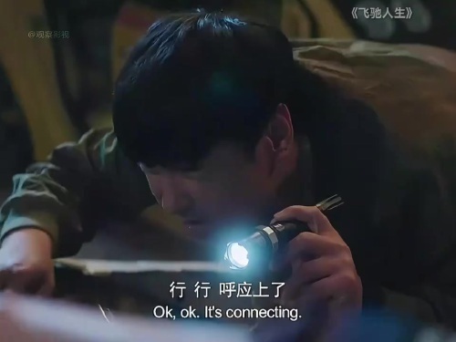 《飞驰人生》张弛开着电动三轮车来偷车架