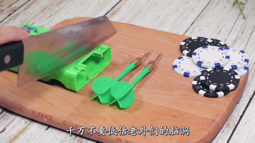 老外玩转定格动画,鸡蛋磕出来是硬币,煤气灶喷出来是钱!