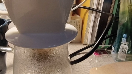 大学宿舍的第一次咖啡滤杯用扇形滤纸冲泡咖啡
