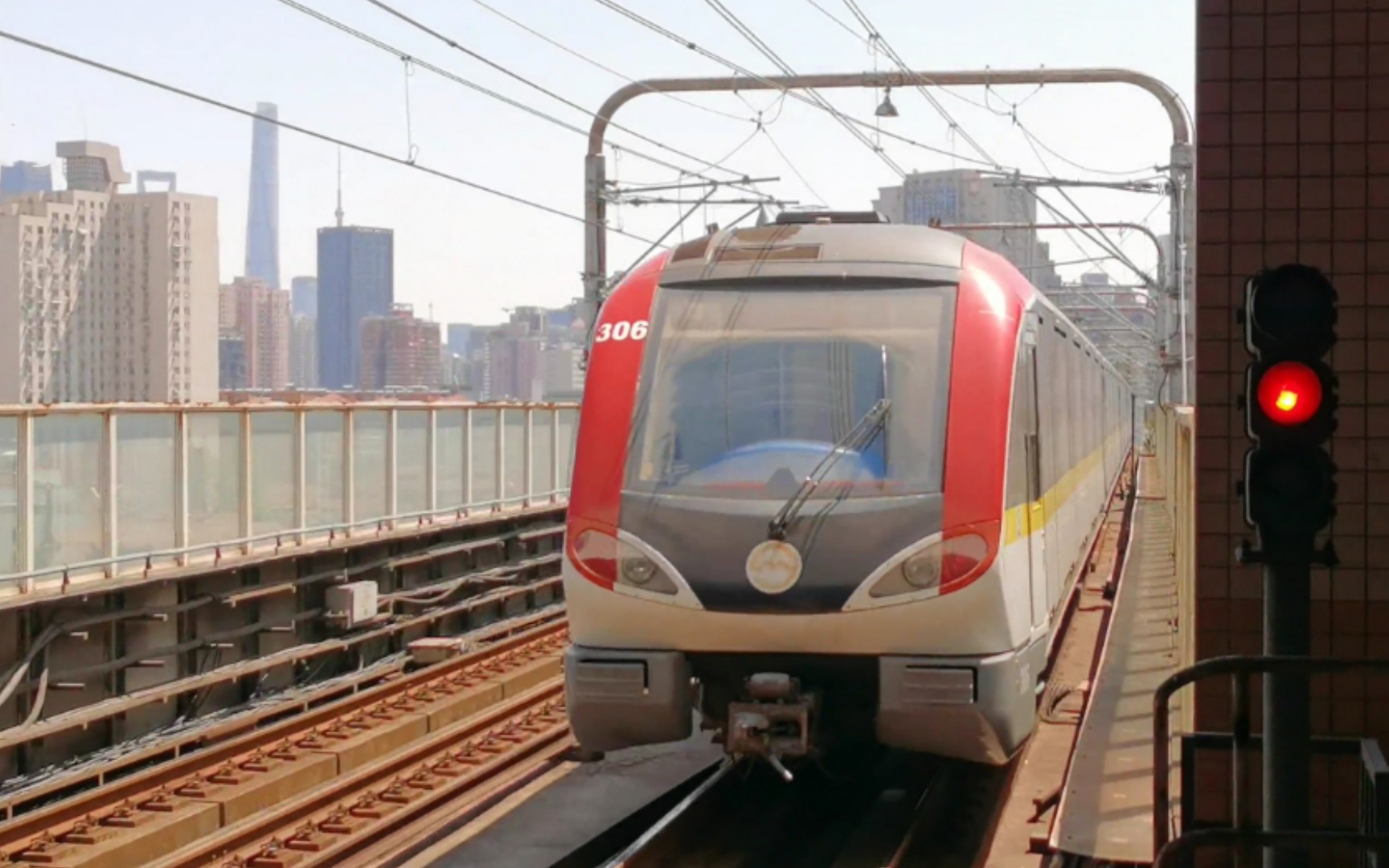【上海地铁】第一列制动系统改造车——黄鱼306离开虹口足球场站