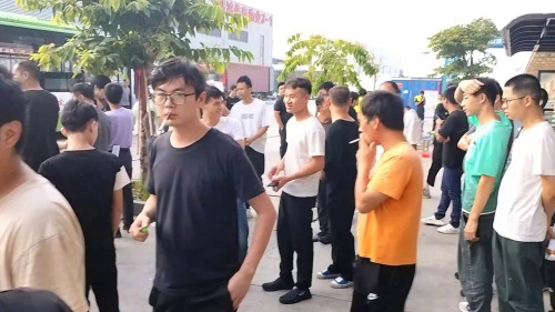 又挑战32元小时工,拼多多物流下架员第一天!太难了不知能干多久