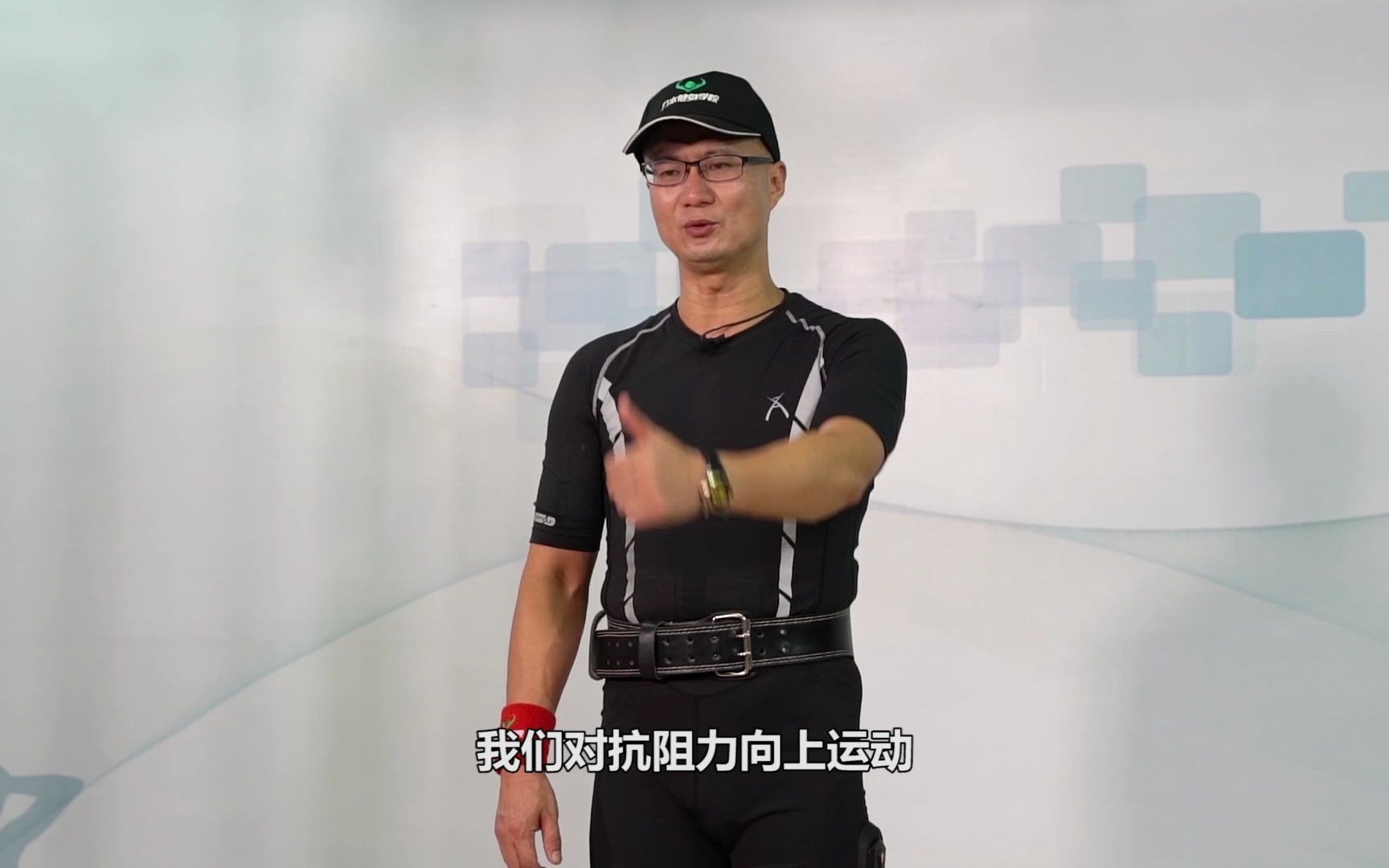 手臂塑形站姿拉索前平举锻炼三角肌前束健身教学