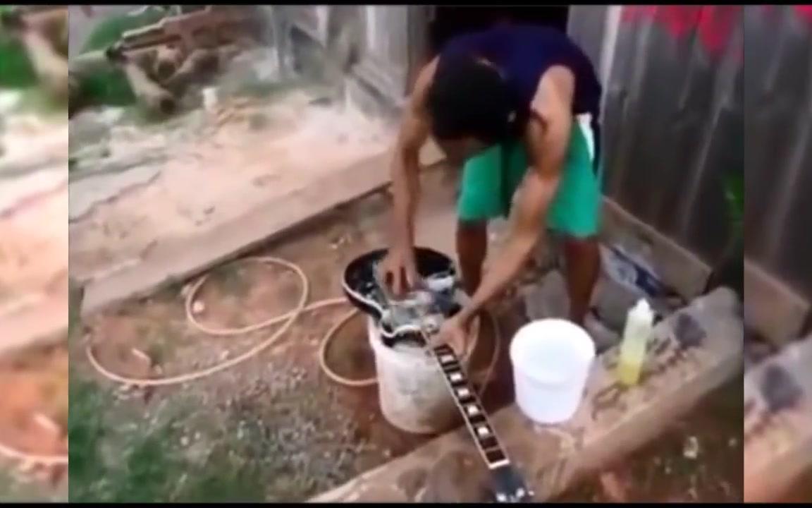 没错!清洗电吉他的正确方法是喷上肥皂水用刷子使劲刷!