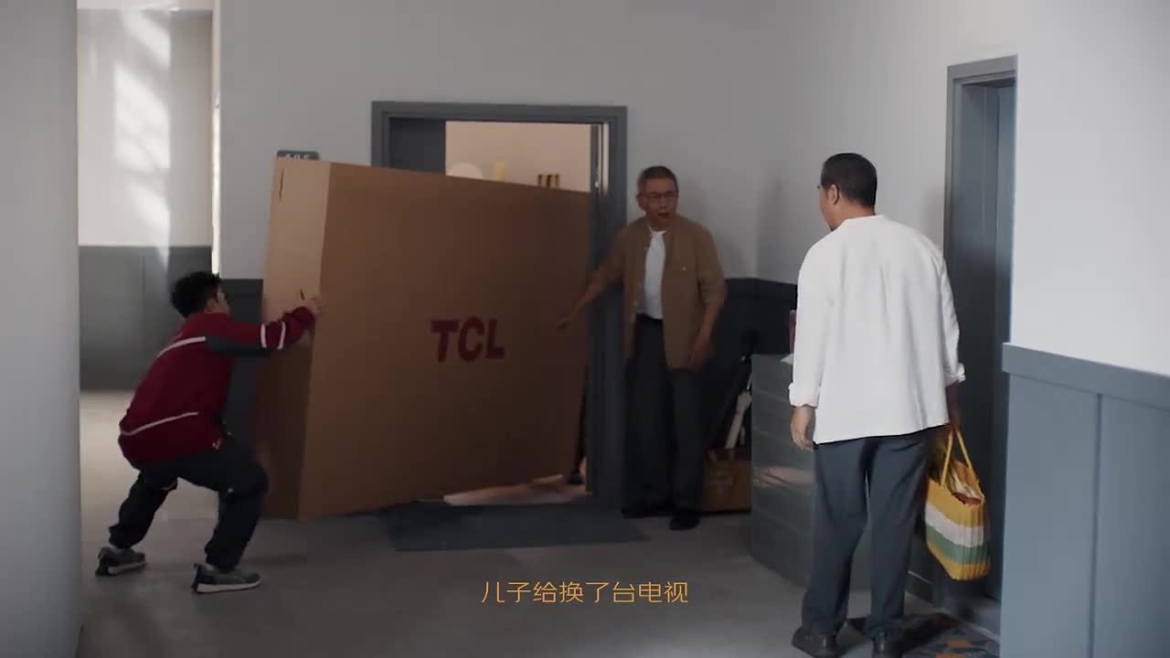 ...感谢张国立老师拍摄现场对芒果的鼓励,我们继续加油!#广告人 #微电...