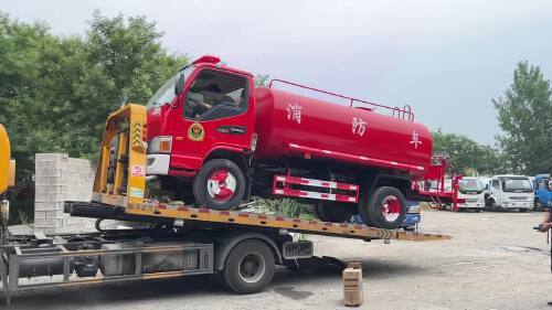 震撼!工厂惊现多功能消防洒水车,关键时刻能救命