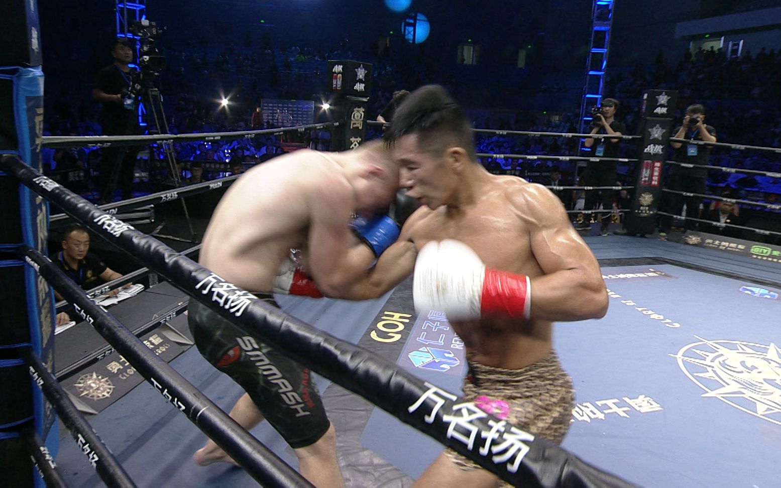 河北小伙铁拳重膝读秒白俄罗斯对手,不服继续来战惨遭KO被叫停