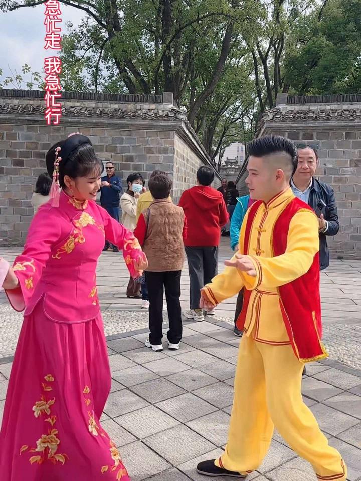 ...诉说着中华民族的传统美德。 在六尺巷,你可以漫步于石板路上,感受...