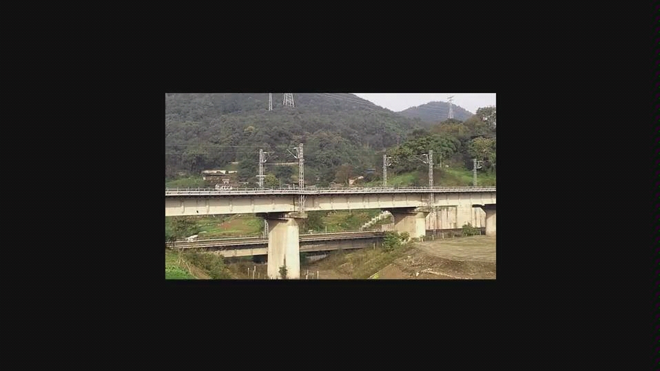 HXD3C牵引客车K873次列车通过石堰沟大桥嗯