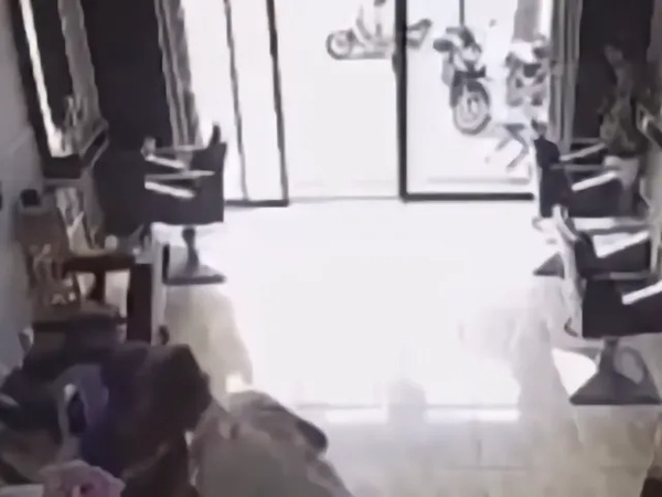 贴个标志吧!太费鼻子了#玻璃门下眼冒金星