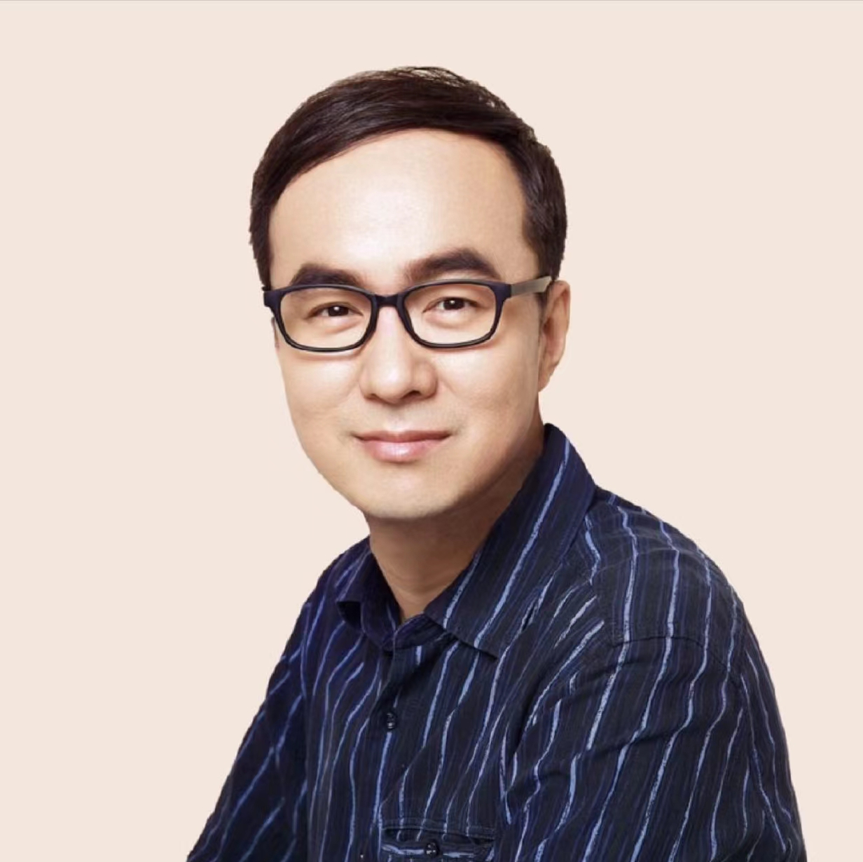 卢悦 