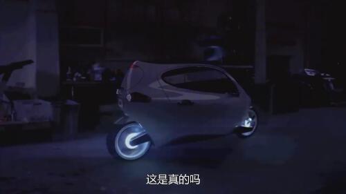 国外发明电动车,采用不倒翁原理设计,汽车撞到都不倒