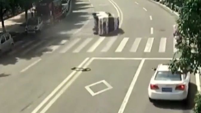 救护车前往事故现场救援,途中被撞侧翻,医护人员被困.