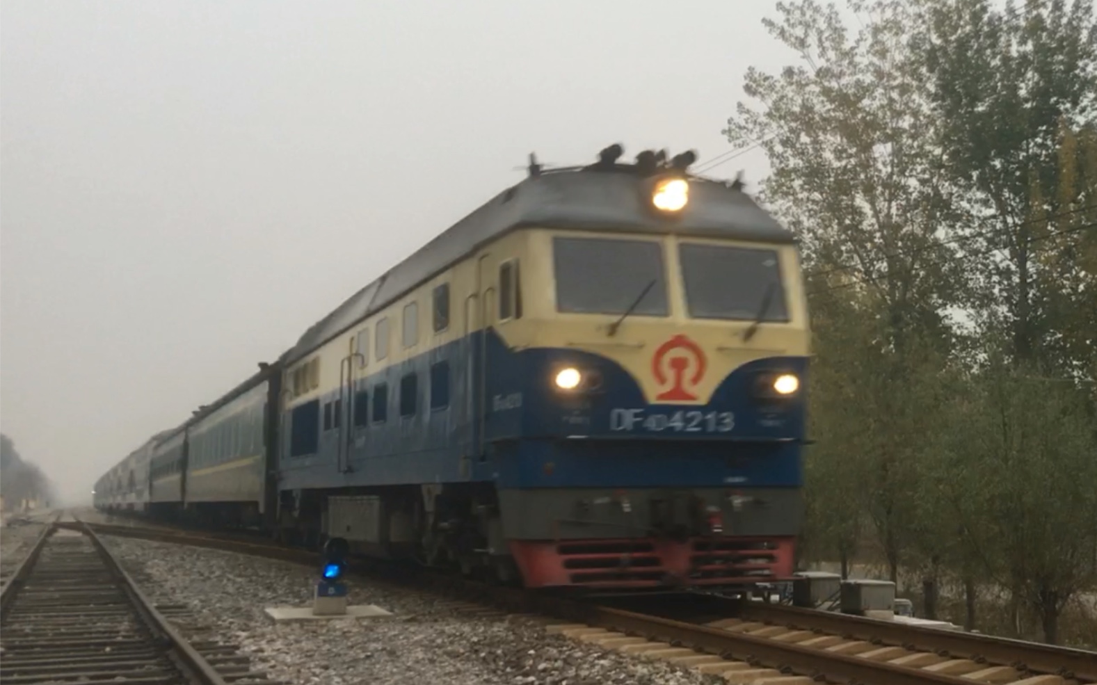 【M出品】京承线双层客车Y514次列车驶过统军庄站