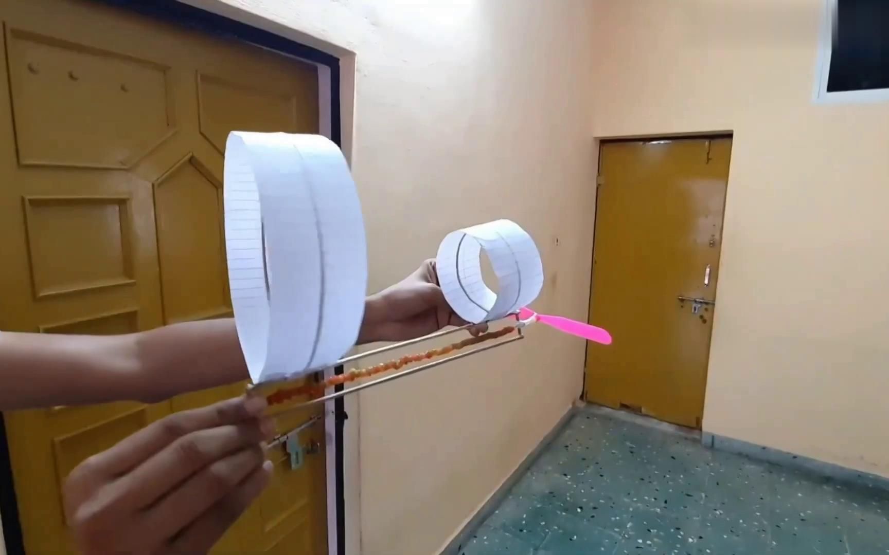 今天我们来制作一个橡皮筋螺旋桨飞行玩具!