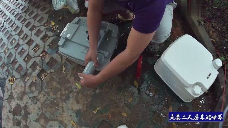 看看他们的房车是怎么清洗马桶的,便携式马桶很方便,也很好清理