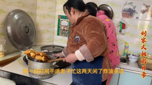 小伟想去城里逛逛,大姐炸好的油条装满满一袋,给老二送点先吃着