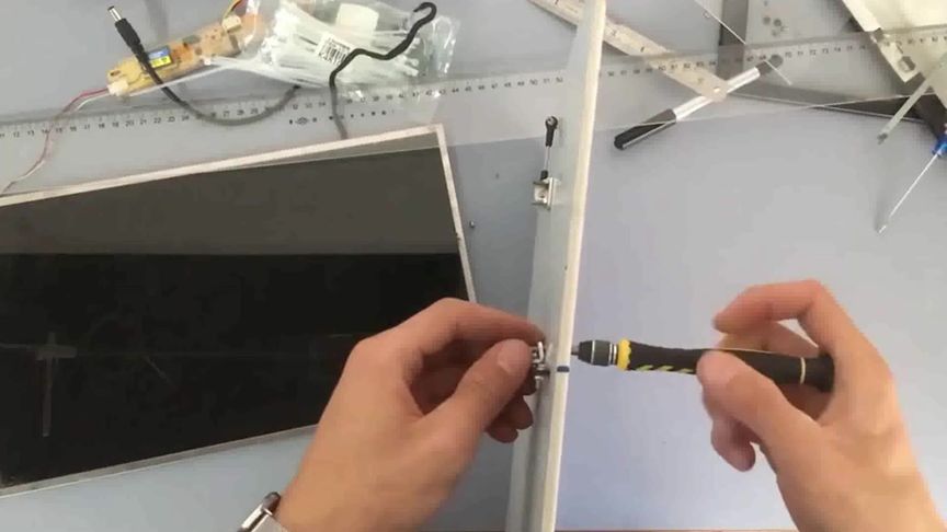 看看国外玩家怎么把旧笔记本液晶屏改装成轻薄便携显示器