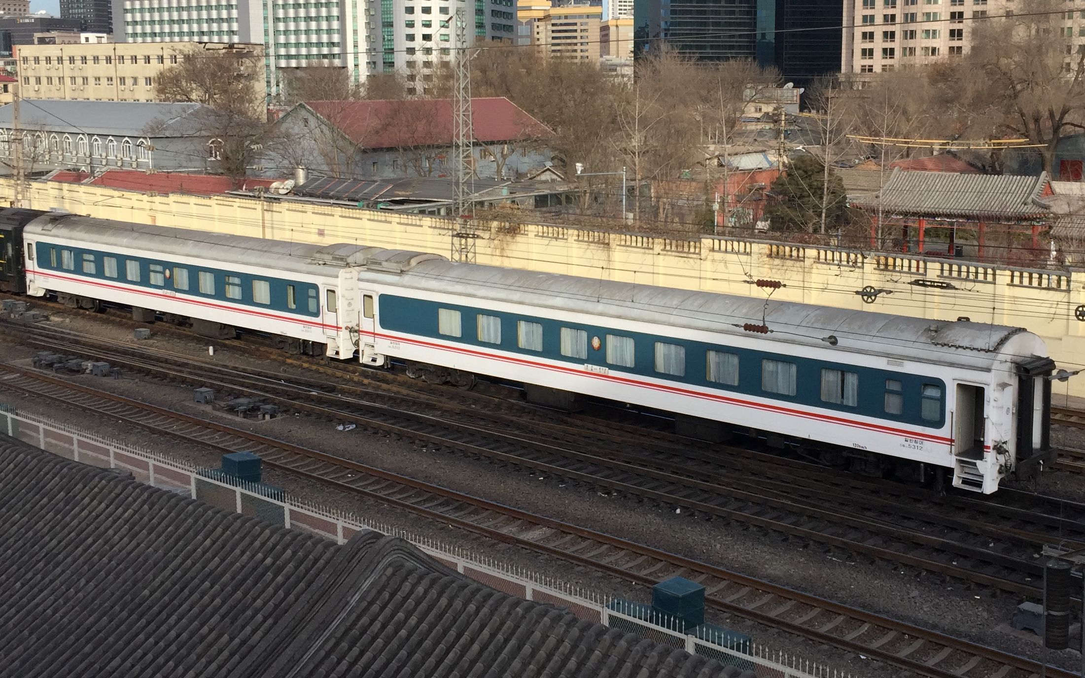 【异国列车】加挂朝方车的K28次国际列车推离北京站