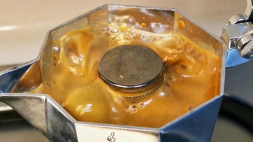 没有咖啡机 用摩卡壶 上壶加牛奶的方法煮一杯不一样的香浓奶咖