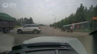 小车横穿马路被大货车撞翻 责任怎么判定?
